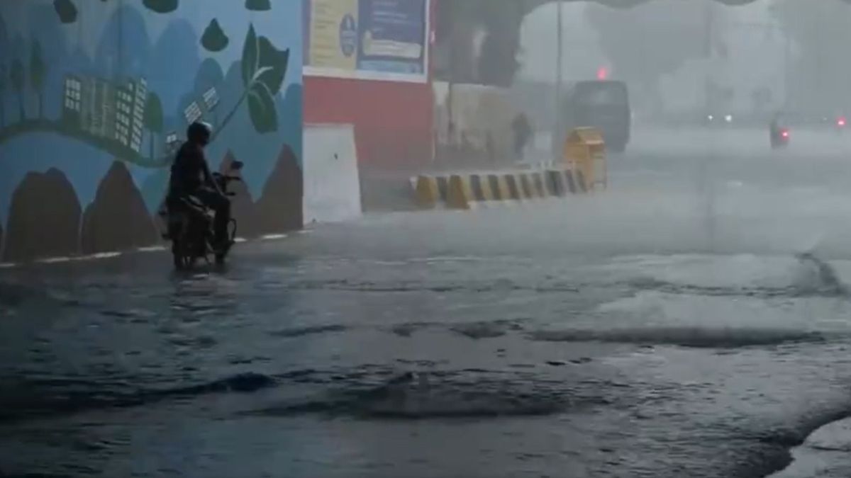 Delhi Weather Update: Rain Lashes Parts Of National Capital, Several Roads Inundated; More ...